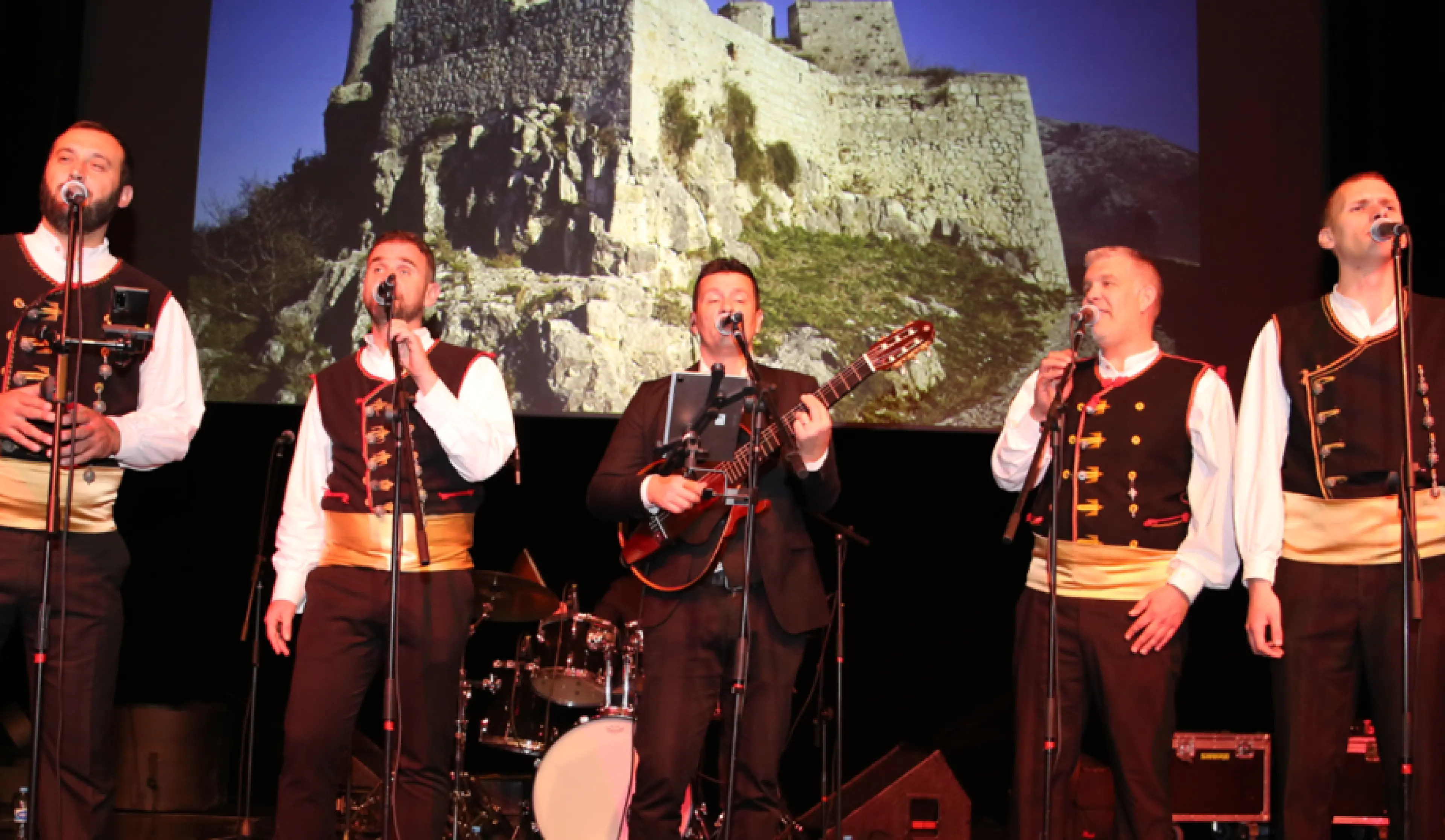 Klapa Sebenico predstavila novu pjesmu 'Dilija bi' na Večerima ...