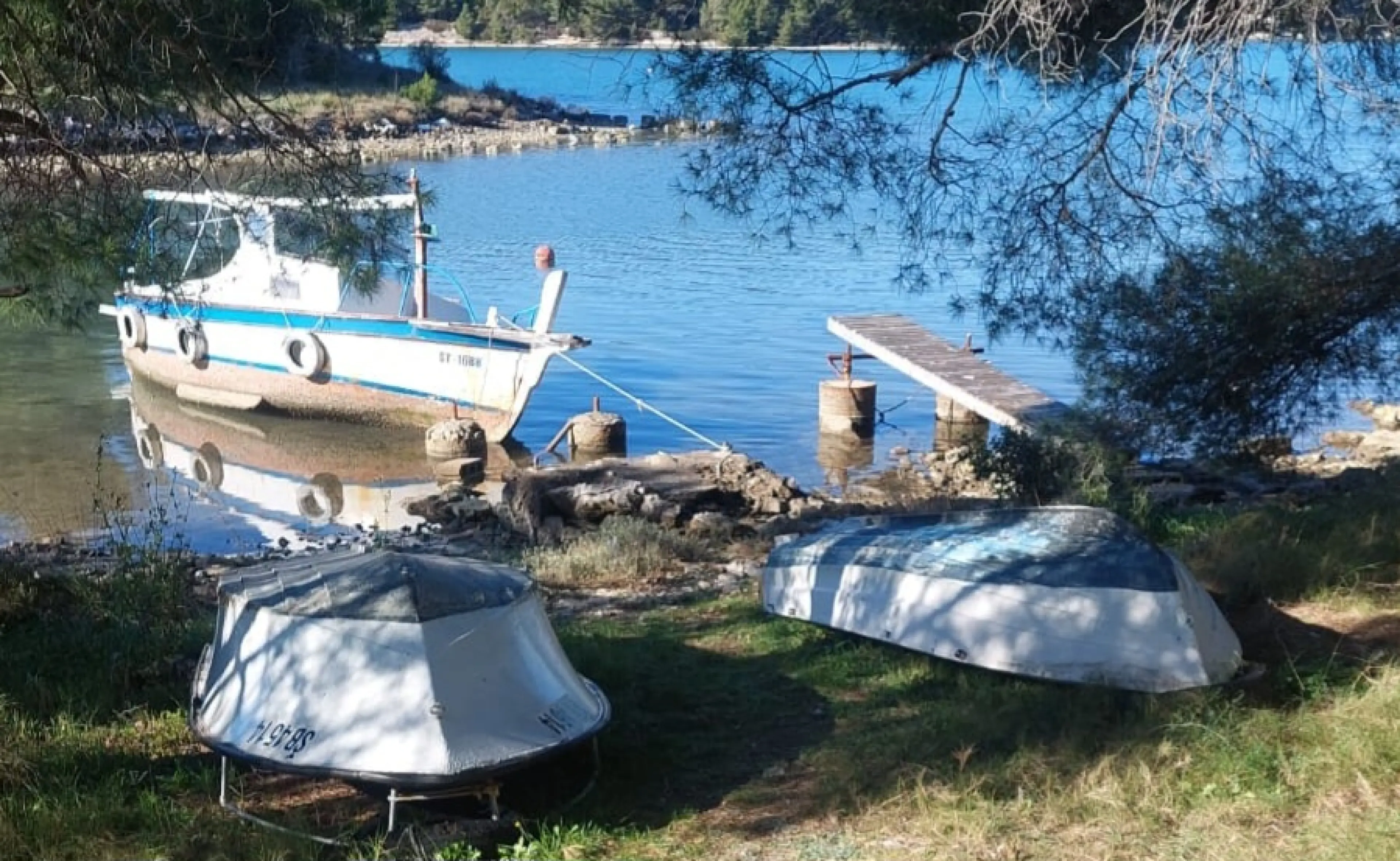 Napuštene brodice i krivolov ugrožavaju zaštićeni Morinjski zaljev